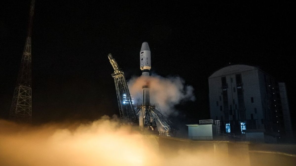 Rusia lanza al espacio cohete con 52 satélites a bordo