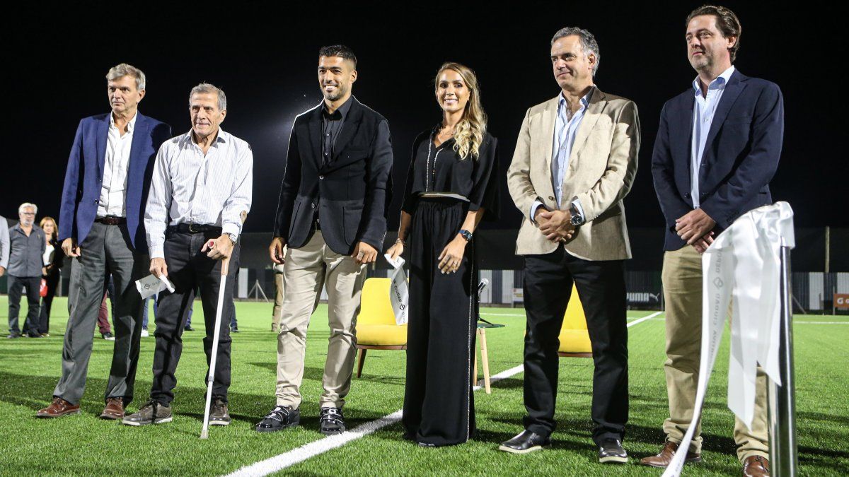 Orsi y Tabárez participaron de inauguración de Luis Suárez