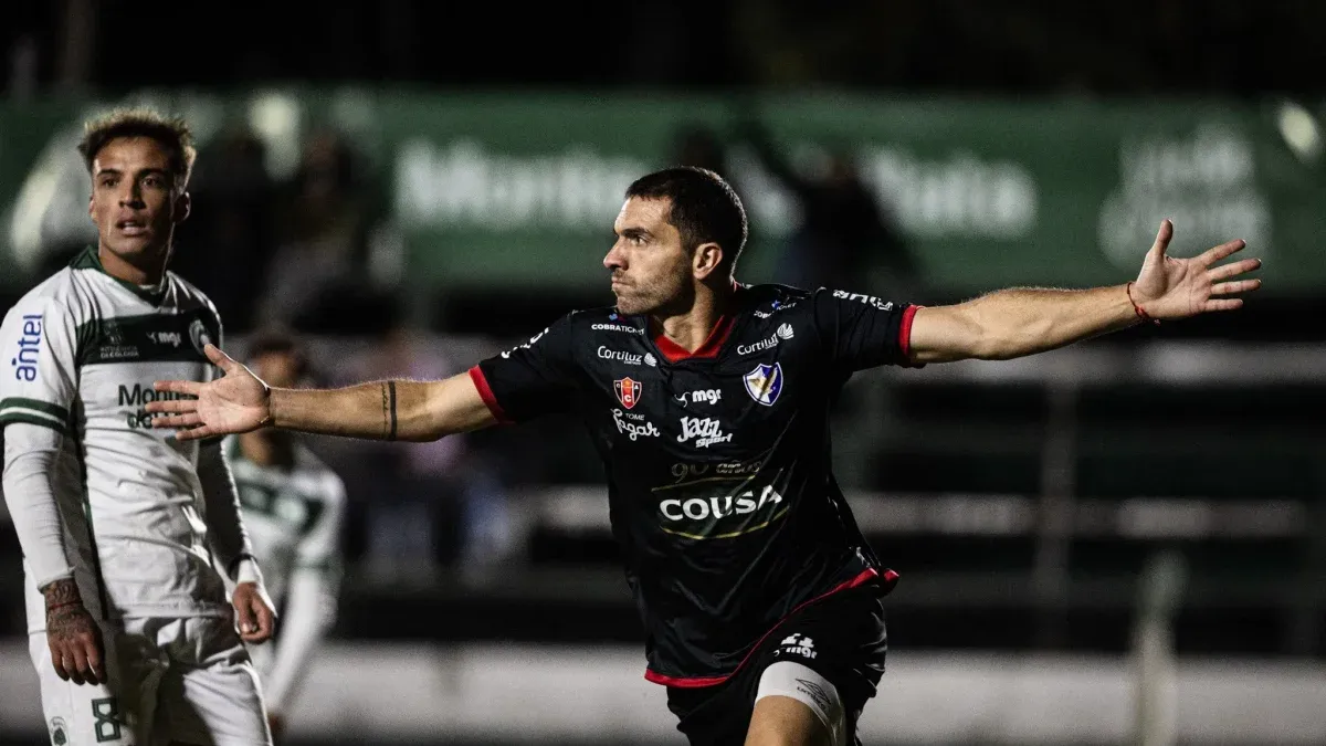 Fénix trepó a lo más alto de la Segunda División