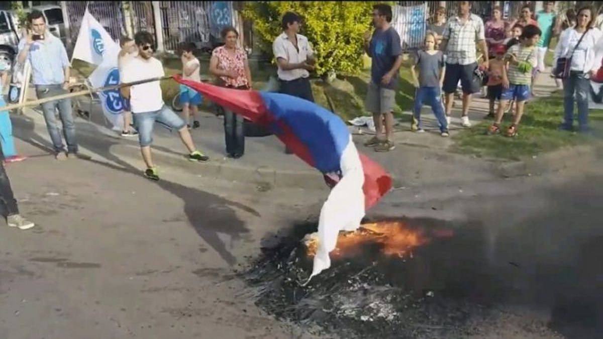 Por la positiva: blancos quemaron bandera del Frente Amplio