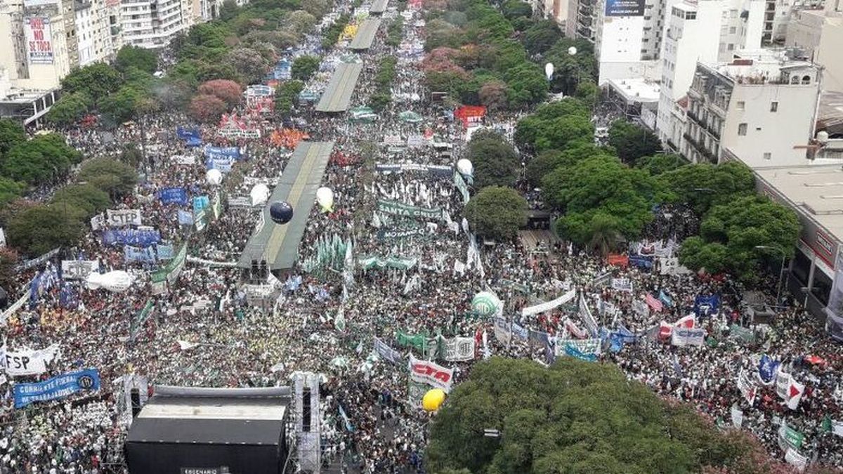 Una multitud llenó 18 de Julio en celebración de la diversidad