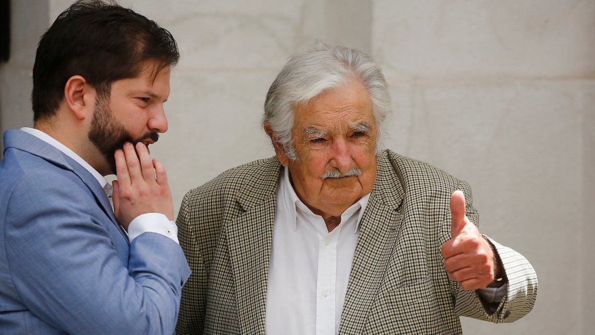 Se viralizó video del presidente chileno atascado en un tobogán